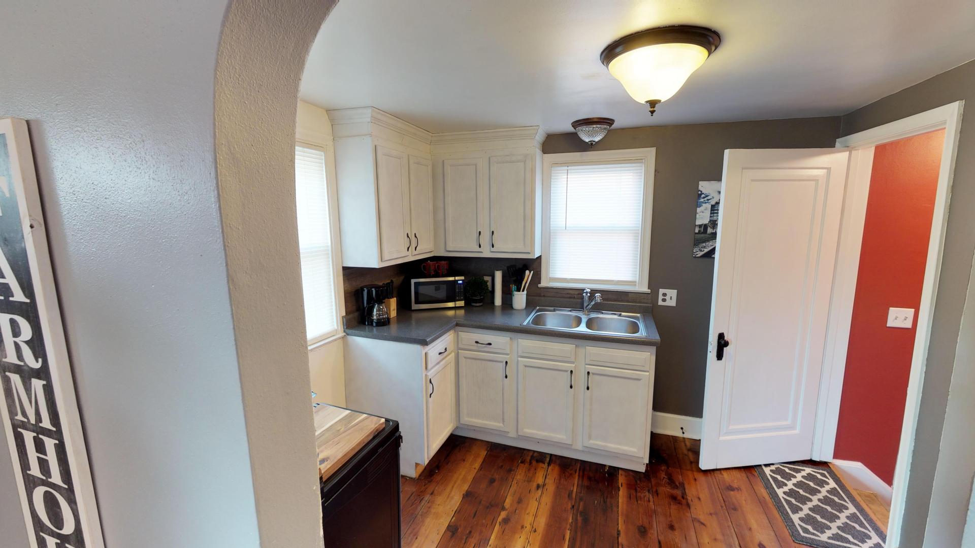 Ritchie’s 3 BD Downtown Farmhouse – Apcoho